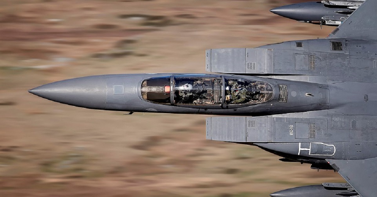 Photographer Captures The Perfect Moment As The F-15 Pilot Looks Up ...