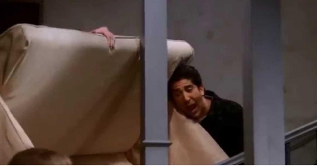 Courtney Cox Recreates Hilarious “Pivot” Scene From Friends While ...