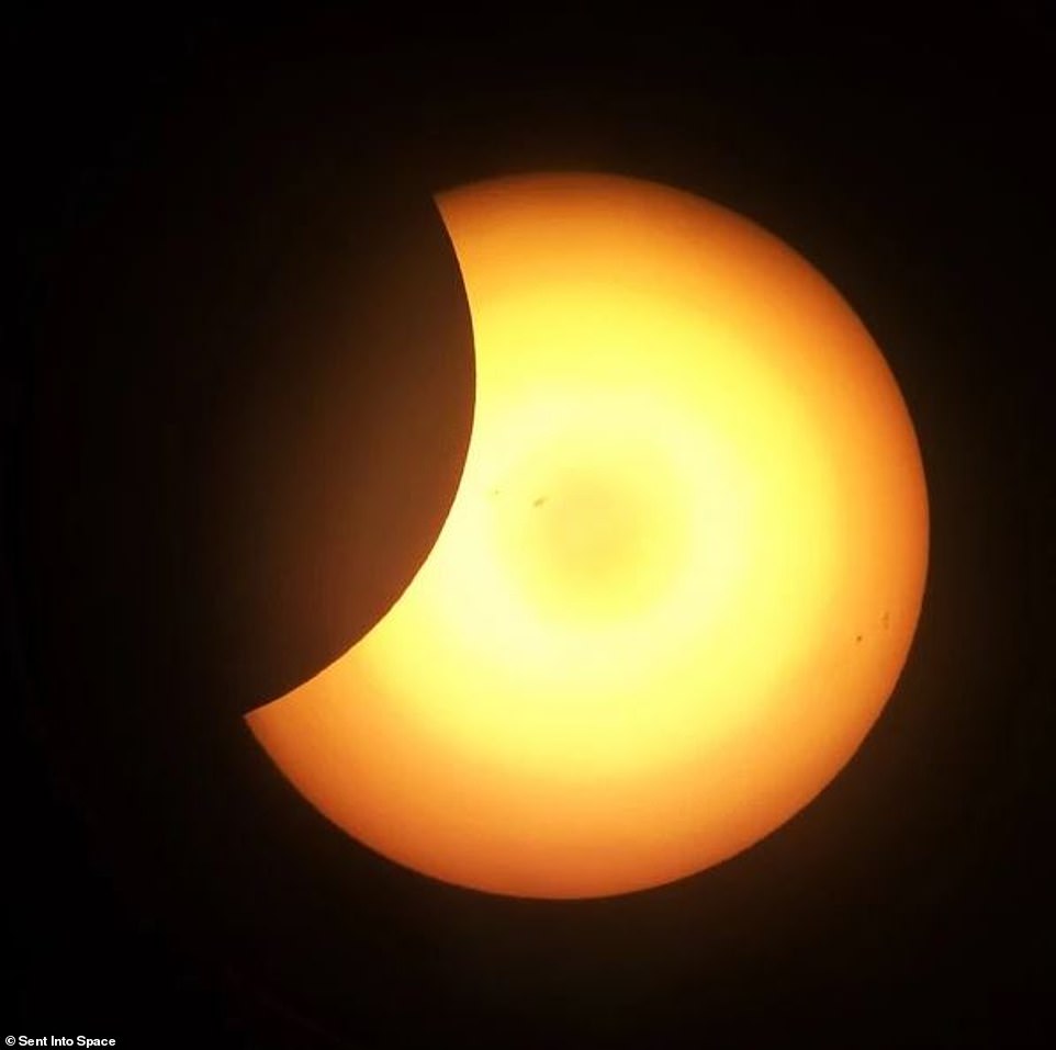 Incredible Footage Of A Solar Eclipse From The Edge Of Space - Small Joys