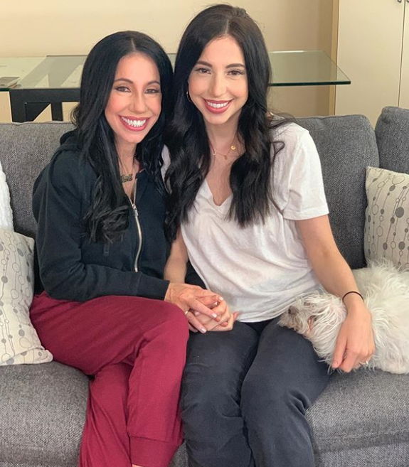 Madre E Hija Son Tan Parecidas Que Incluso Sus Esposos Las Confunden