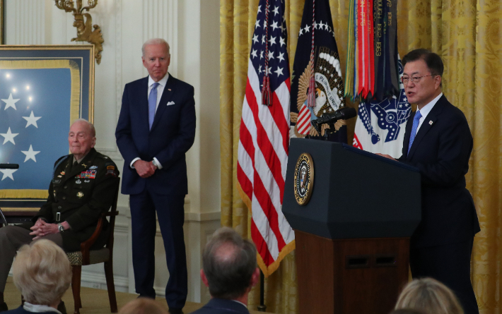 "참전 용사들께 감사드립니다"...방미 사흘째 미군 명예훈장 수여식에 첨삭한 문재인 대통령 - Newsnack