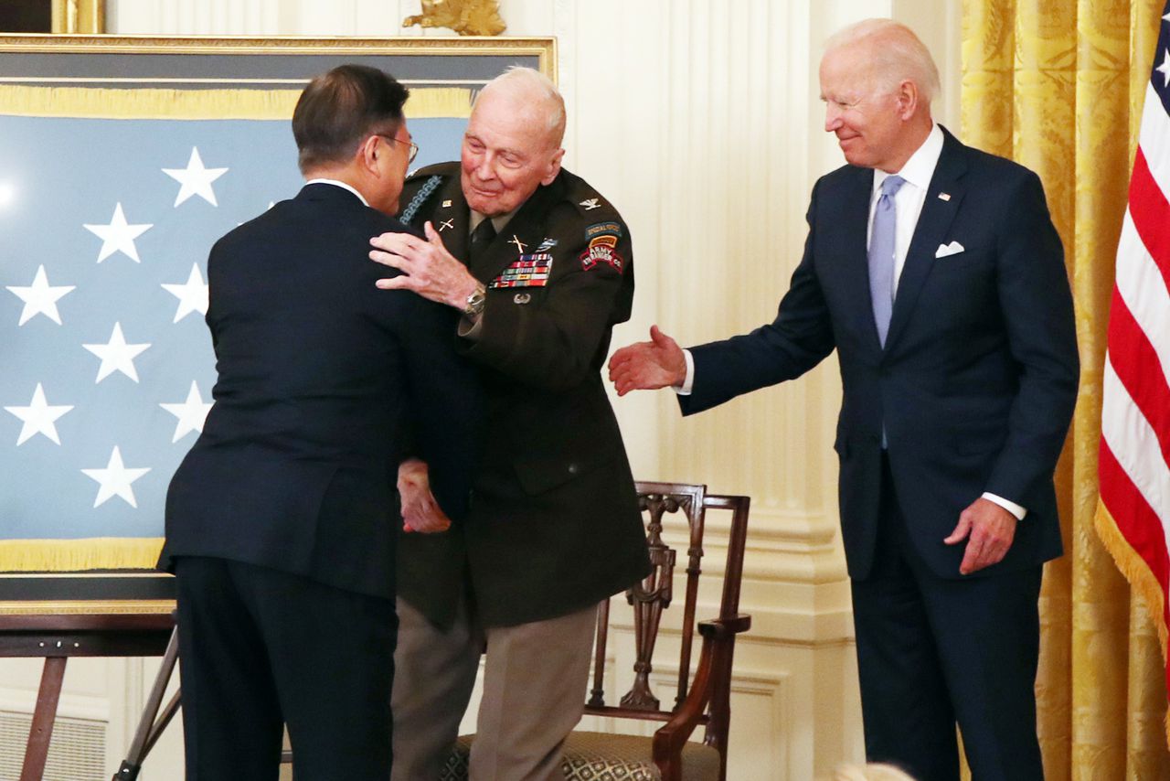 "참전 용사들께 감사드립니다"...방미 사흘째 미군 명예훈장 수여식에 첨삭한 문재인 대통령 - Newsnack