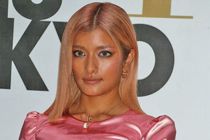 【画像】ローラ、下履かないニット姿公開に「思いっきり見えてる」「その写真見せて大丈夫?」 Hachibachi