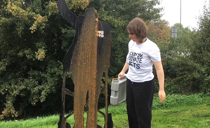 Woman Films Herself Vandalizing Captain Sir Tom Moore's Memorial By Pouring FECES Over It ...