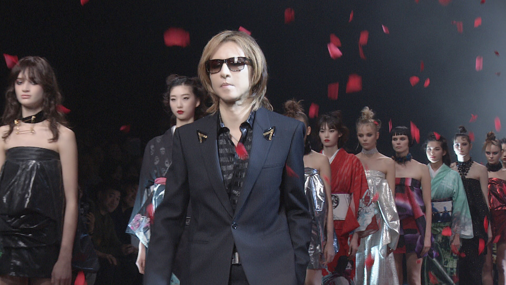 YOSHIKIの彼女がカメラに映り込む事態も美人すぎると話題に「めっちゃ目立ってる」「マンガの世界みたいやん」 - Hachibachi