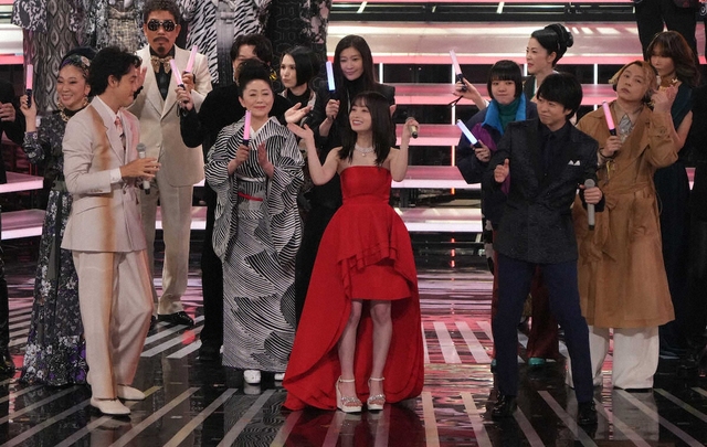 NHK紅白歌合戦で映るたびに視聴者を不快にさせた歌手の態度が物議「これは良くない」「出禁レベルだろ」 - Hachibachi