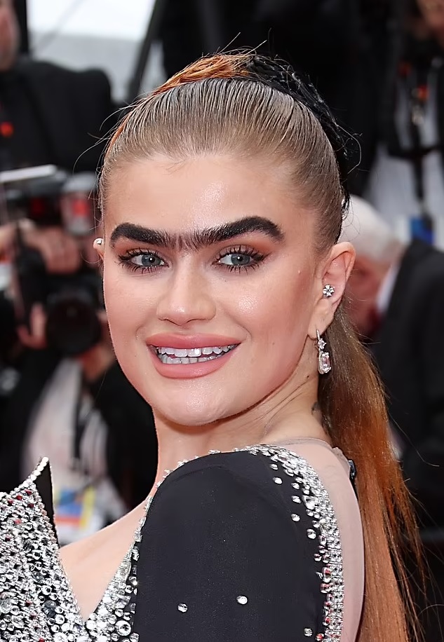 Unibrow Model Steals The Spotlight As She Walks The Red Carpet At A Movie Premiere - Small Joys