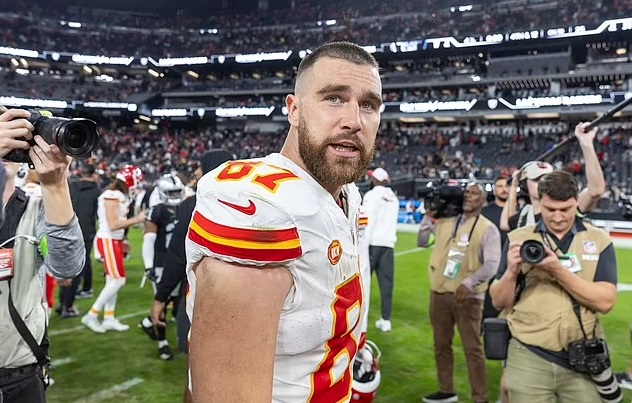 Machine Gun Kelly Offers Travis Kelce $500,000 In Cash To Come Play For His Hometown - Small Joys