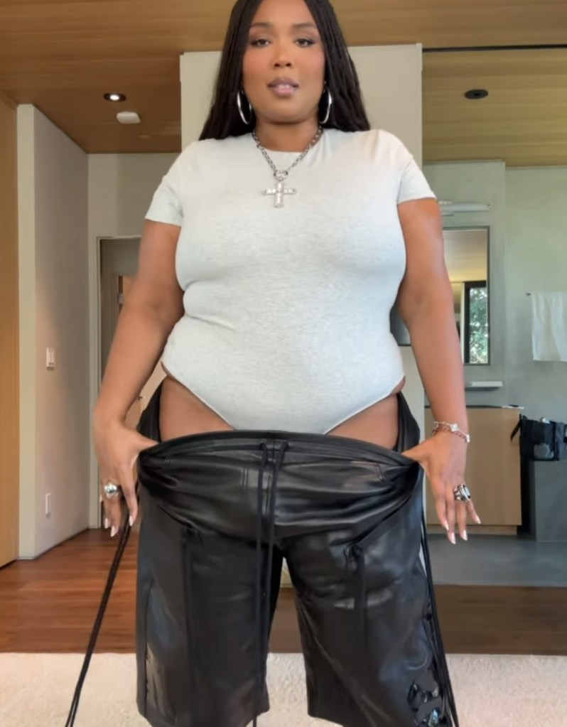 'Put Your Pants Back On!'- Lizzo Fans SLAM Star For Bizarre Move To Showcase Her Dramatic Weight ...