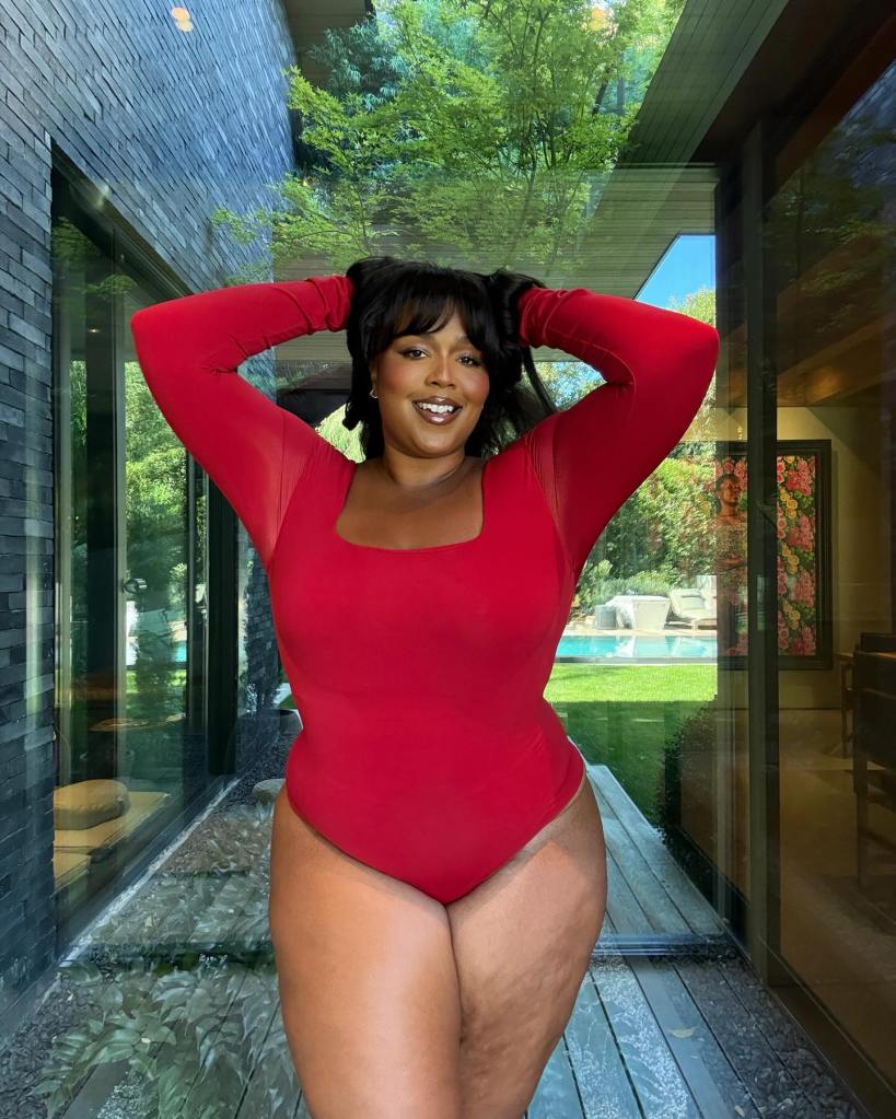 'This Woman Is On Fire!'- Lizzo Shows Off Dramatic Weight Loss While Hosting Thanksgiving Show ...