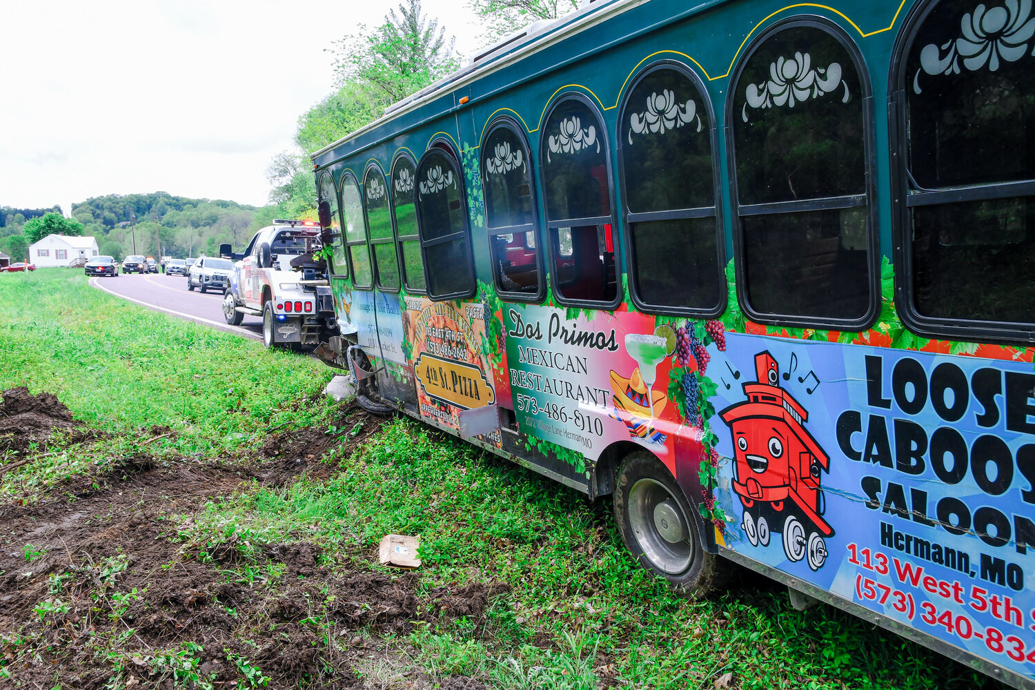 At Least 32 Injured as Shuttle Bus CRASHES Into Missouri Ditch - Small Joys